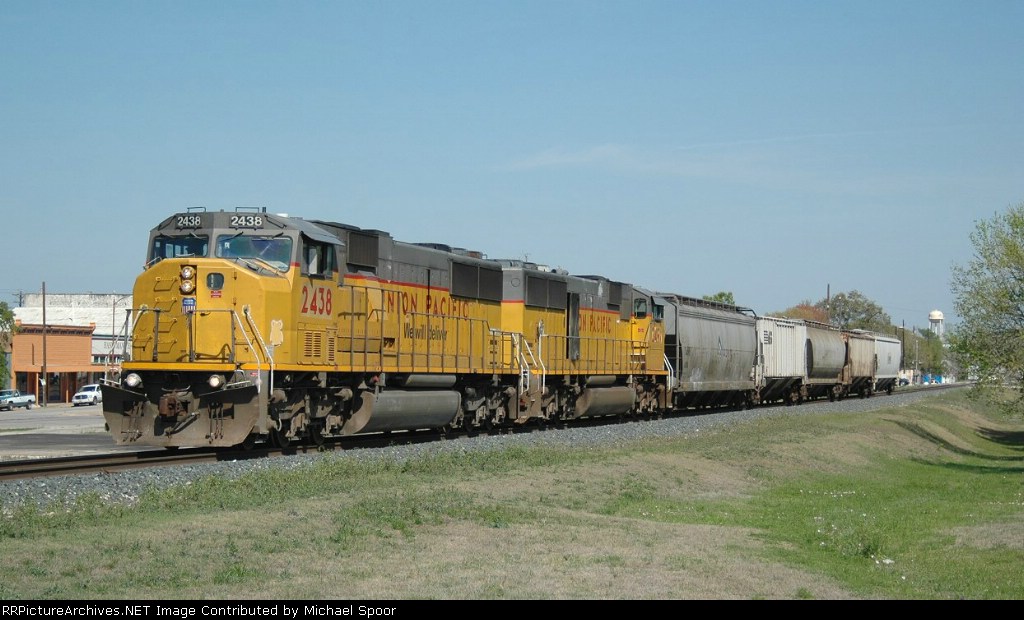 UP SD60Ms approaching diamond